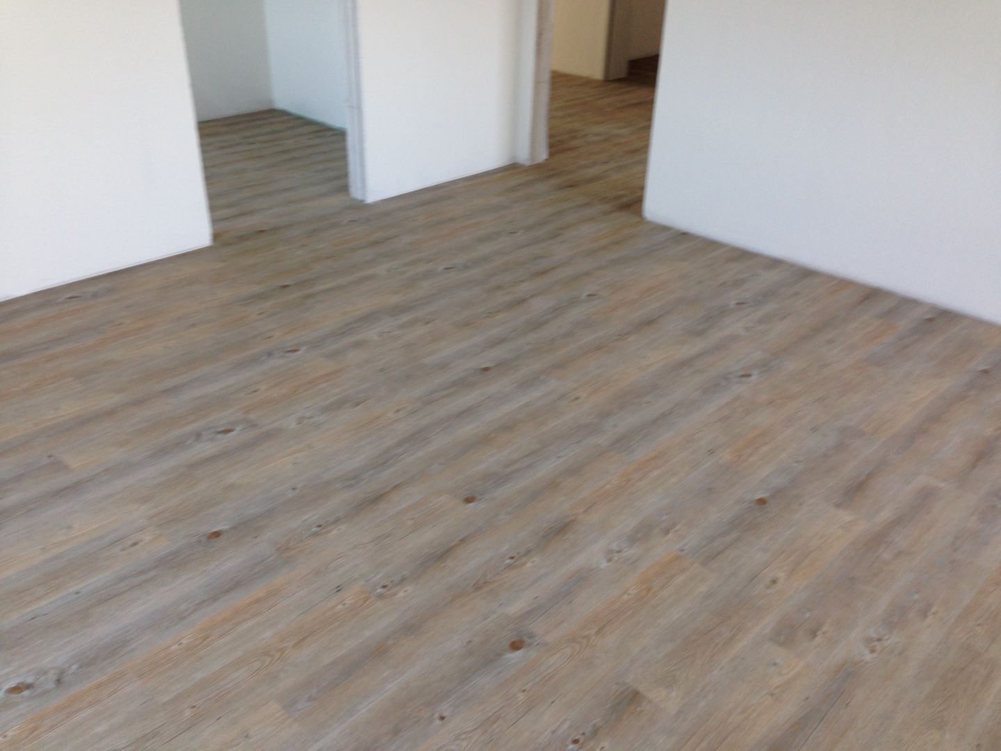 Design- und Vinylböden verlegen - haltbarer und hochwertiger Bodenbelag